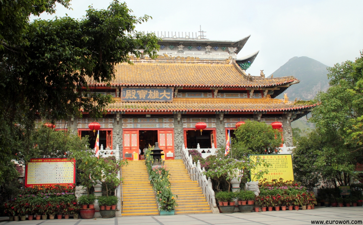 El Monasterio Po Lin frente al gran Buda Tian Tan de Lantau (Hong Kong ...