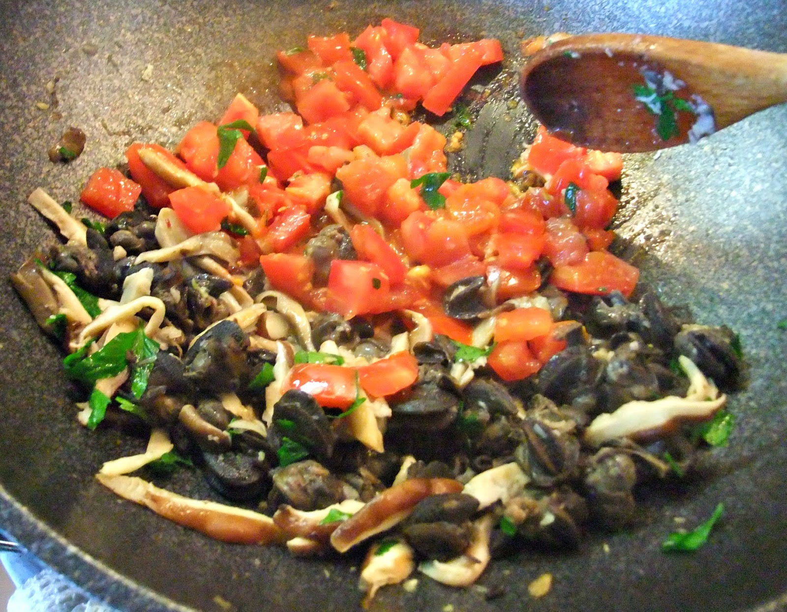 Susan's Savour-It!: Sautéed Escargots and Mushrooms in Butter, White ...