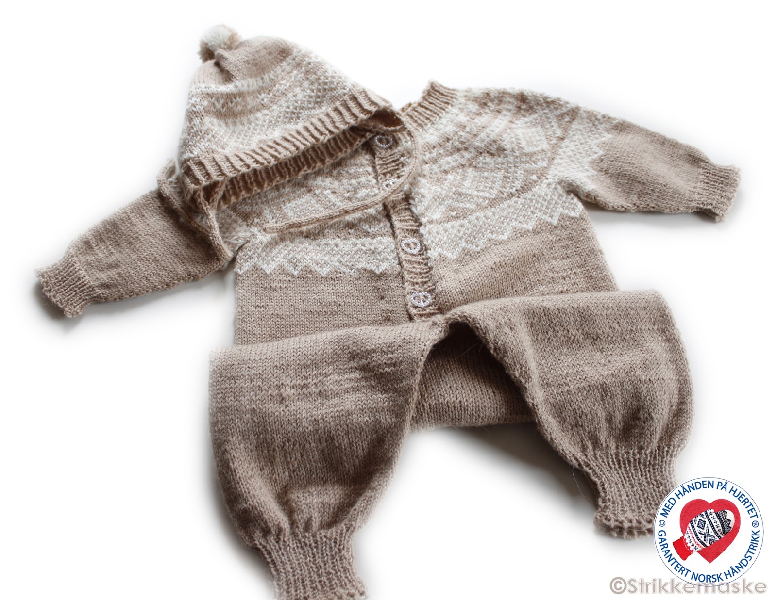 Mariusdress med lue i naturfarger - StrikkeBea