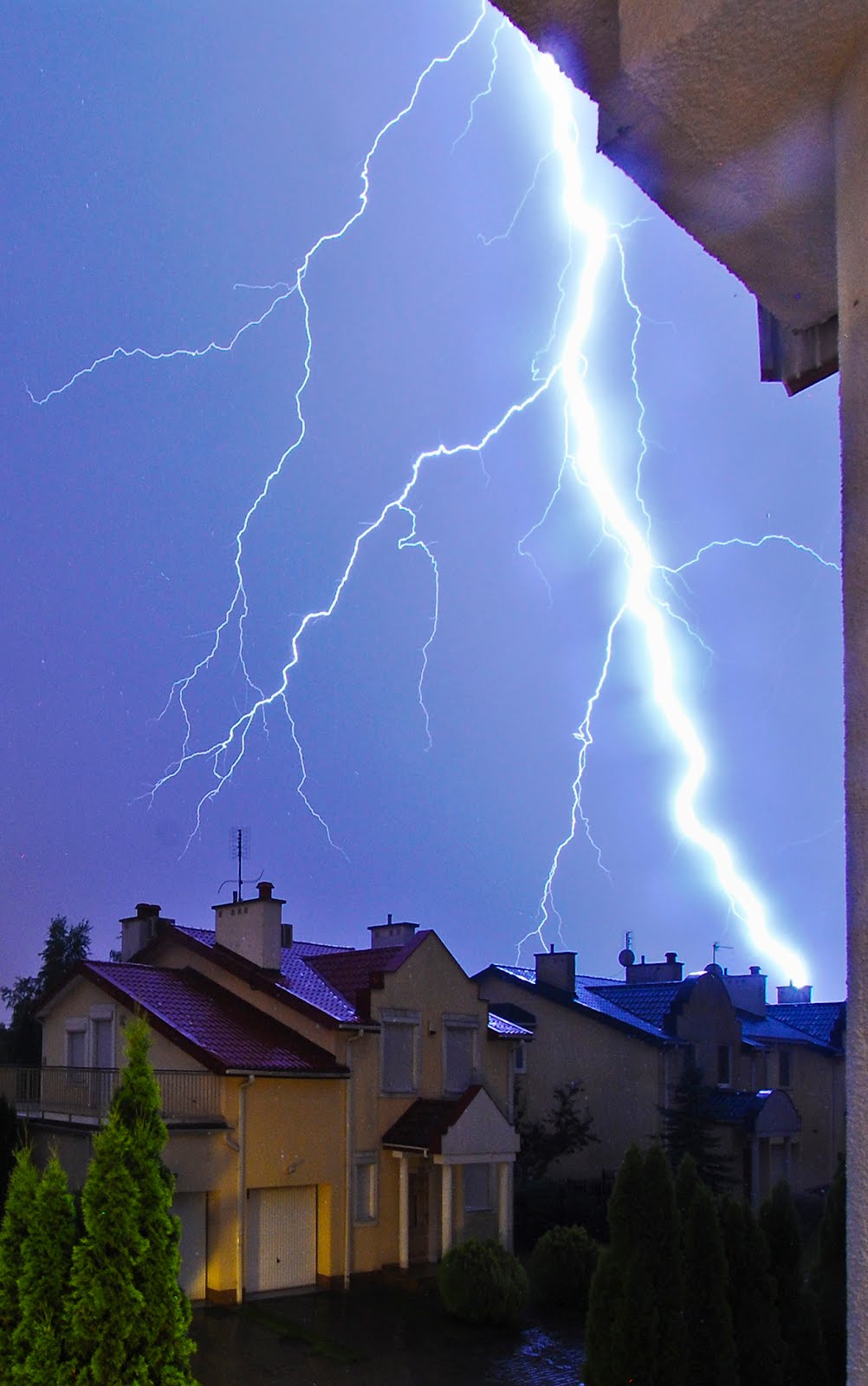 W-wa Jeziorki: Thunderbolt and lightning/Very very fright'ning