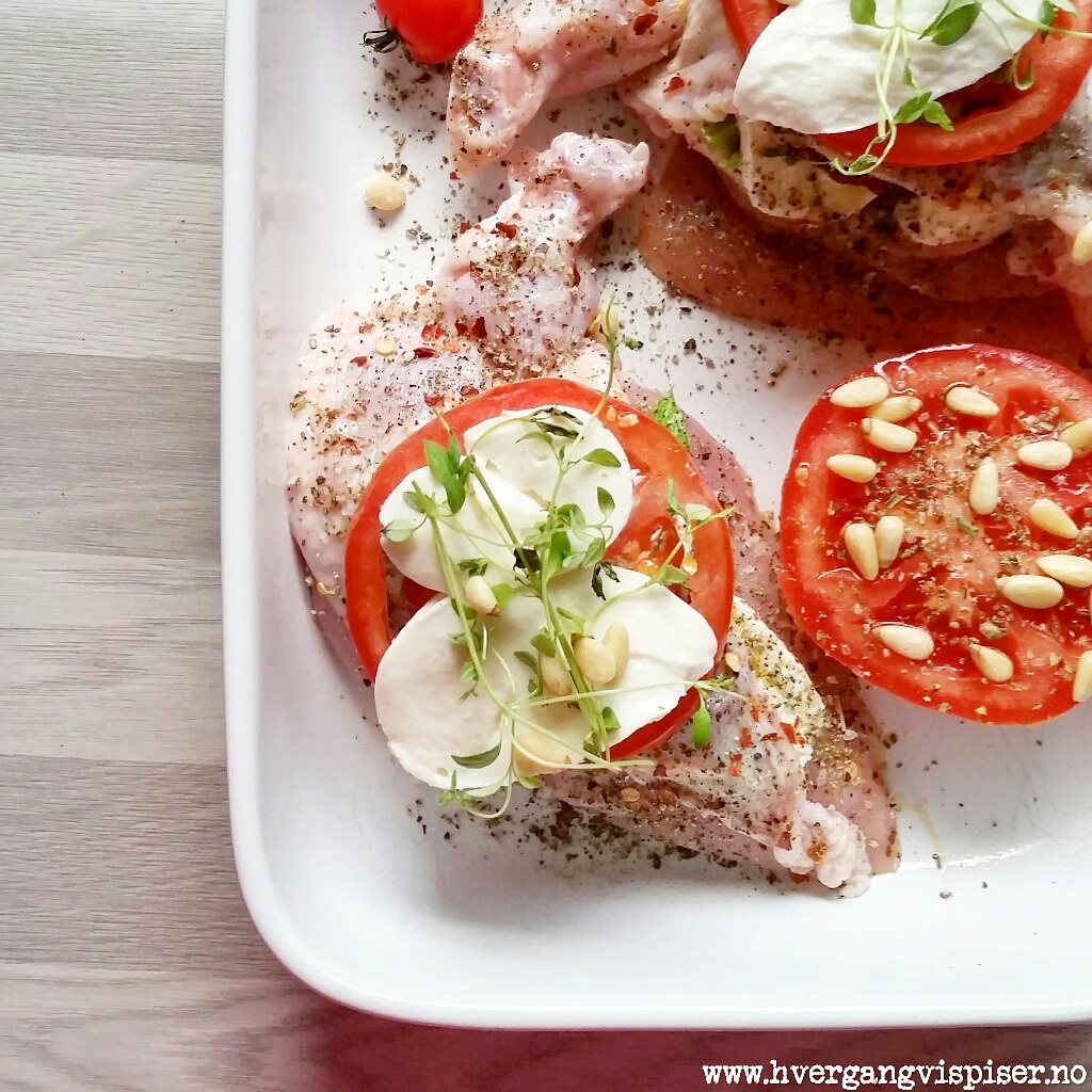 Mozzarellafylte kyllingbryst med urter og tomater - Hver gang vi spiser