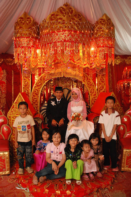 KAK NITA IN THE HOUSE: PELAMIN MINANGKABAU TEMA MERAH DAN GOLD