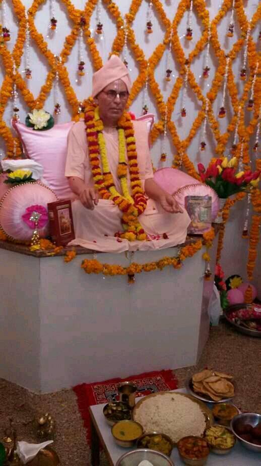 ¡Srimati Radharani Ki Jay!: Fotoreportaje de la instalación del Pushpa ...