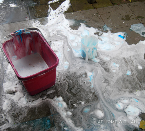 At home with Ali: Summer fun = Messy play