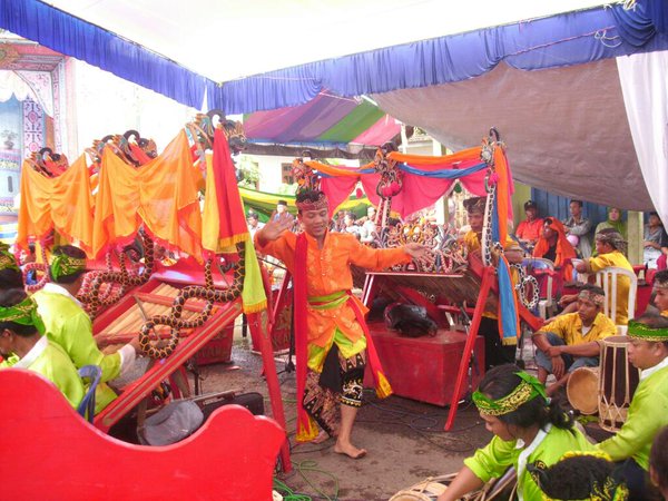 FESTIVAL ANGKLUNG CARUK PELAJAR, UPAYA MENGHIDUPKAN KESENIAN YANG MATI SURI