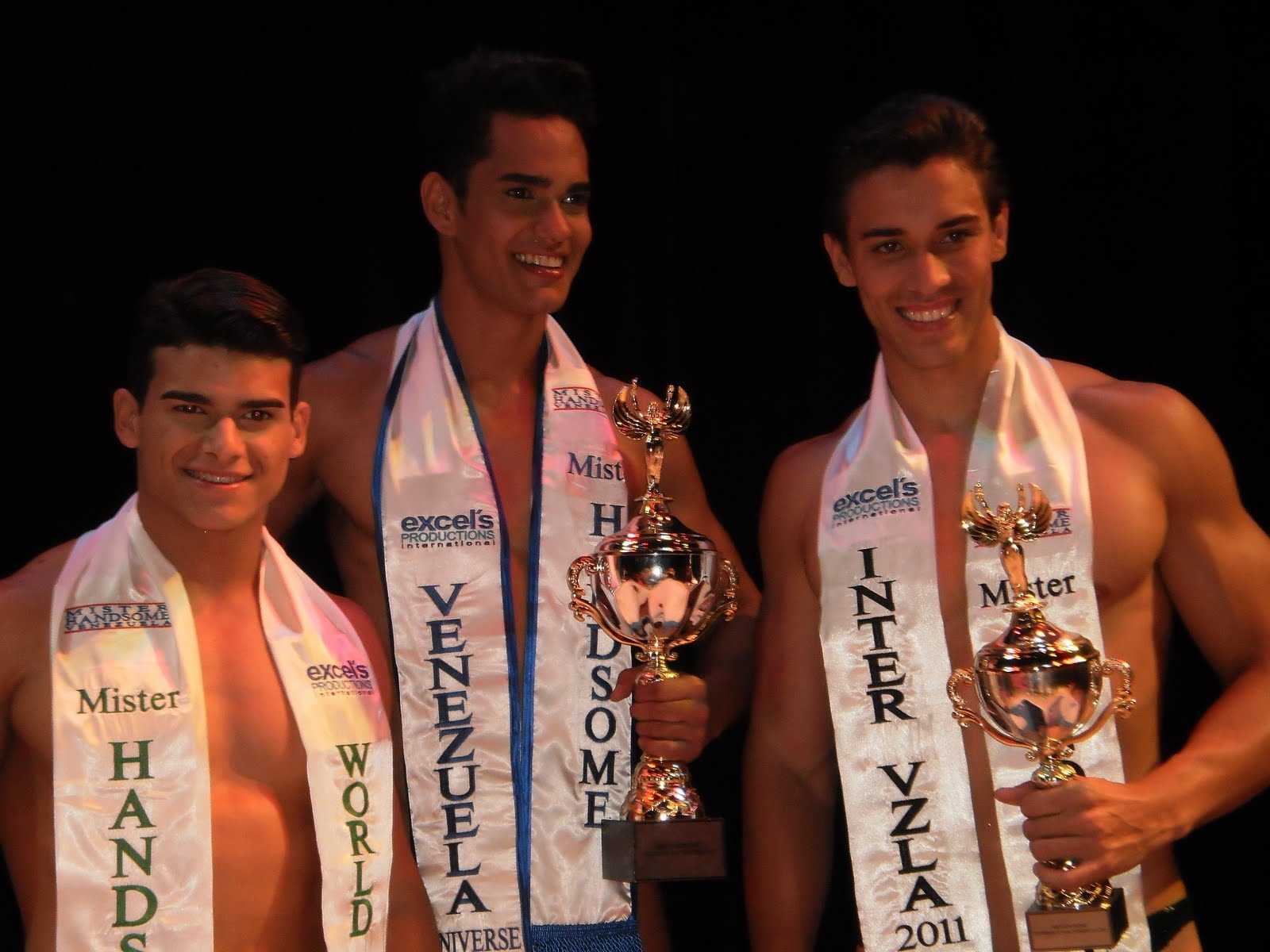 perfilesyestilos: JULIO CESAR TORRES GANA EL MR. HANDSOME 2011