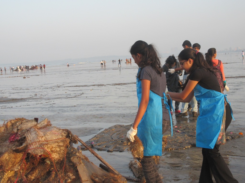 INDIAN DEVELOPMENT FOUNDATION: Juhu Beach Clean-up Drive 2015