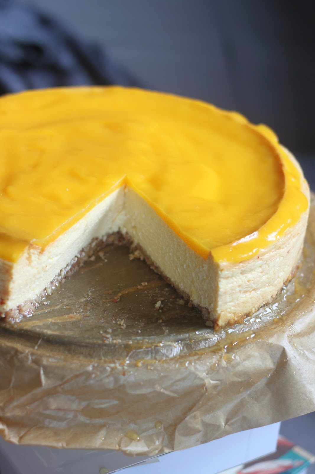 Sernik z mango na migdałowym spodzie