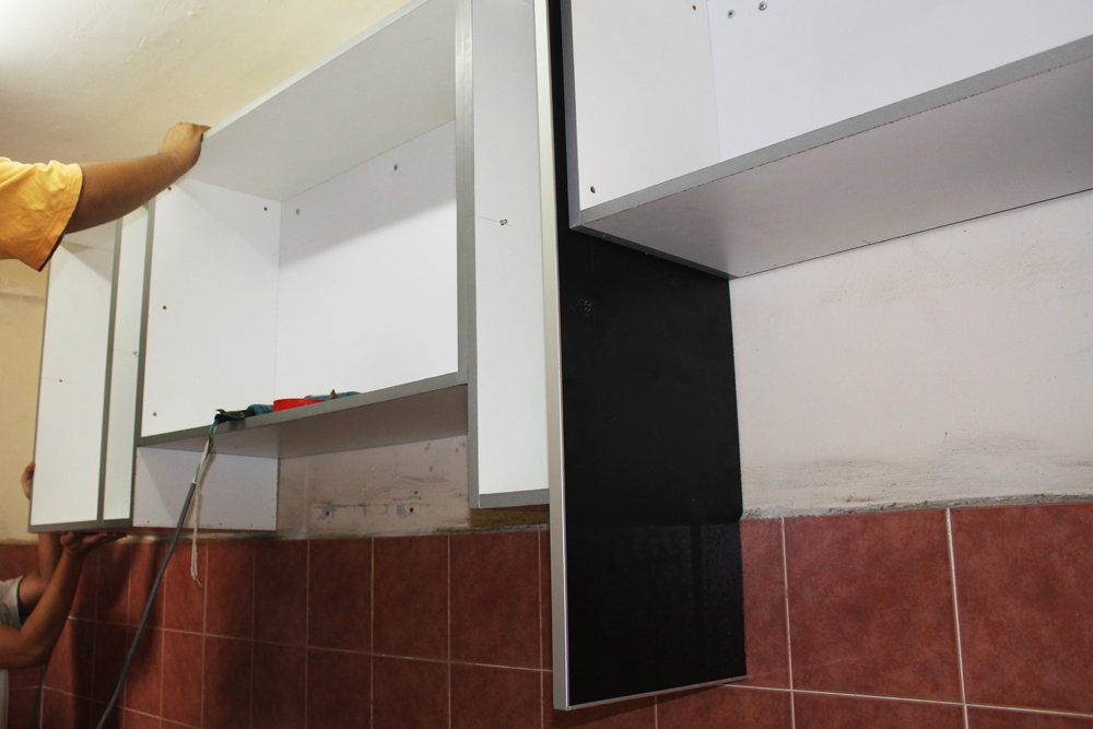 .: Pemasangan Kabinet Dapur di PPR Pantai Dalam