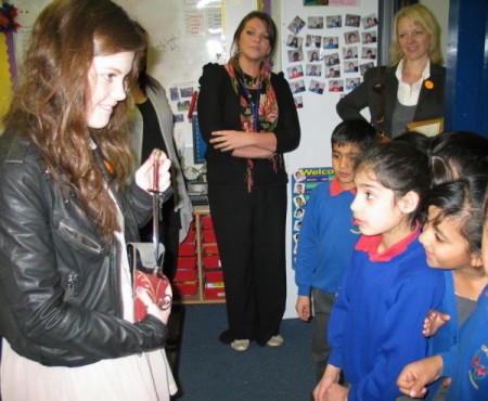 Georgie Henley Team: Fotos de Georgie visitando Copthorne Primary School