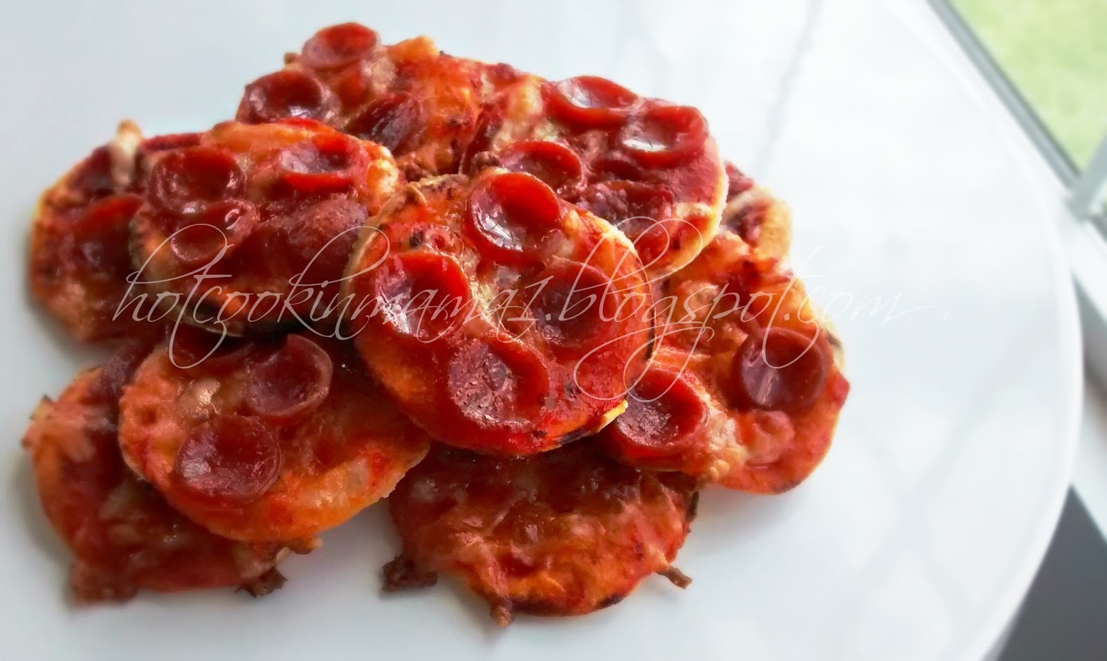 Hot Cookin' Mama: Mini Pizza Pops