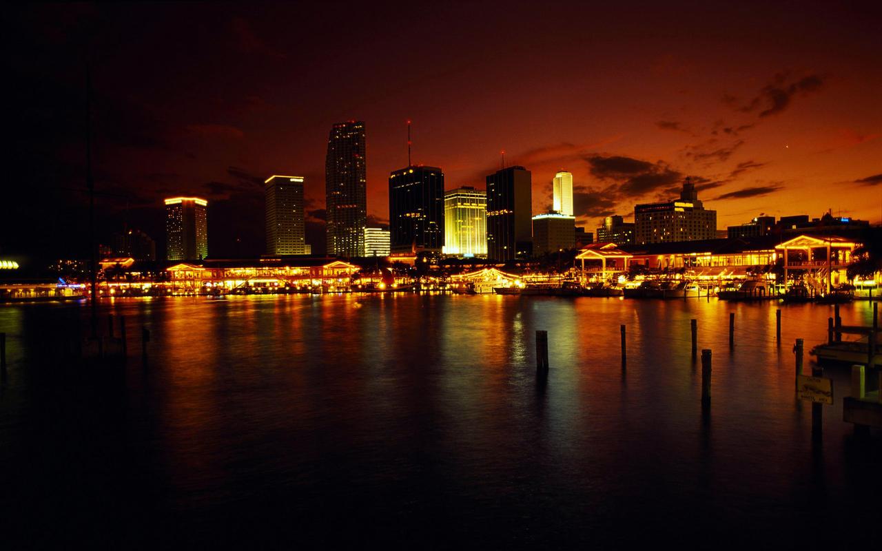 Imagini Desktop: Asa arata orasele noaptea