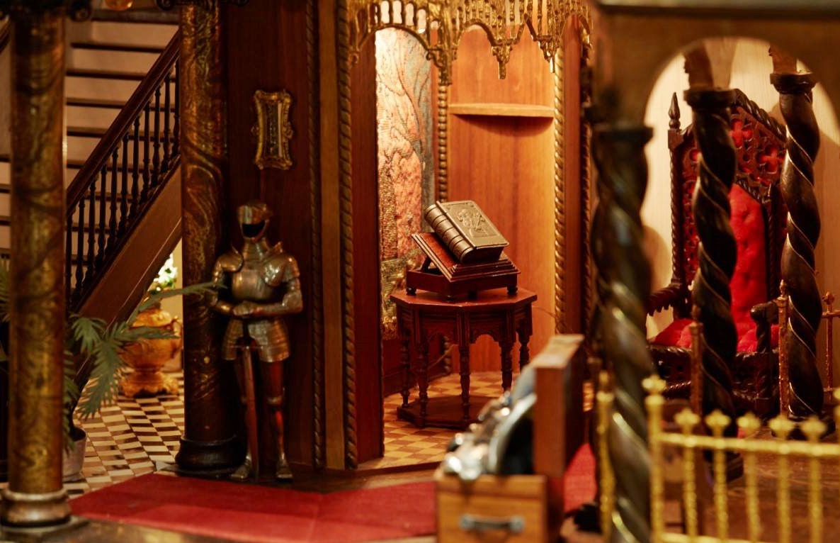 KUFER z artystycznym rękodziełem : Astolat Dollhouse Castle