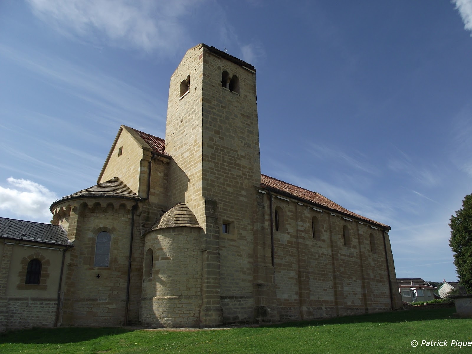 Planète Terre - Univers : L'église romane de Mont-Saint-Martin (suite)