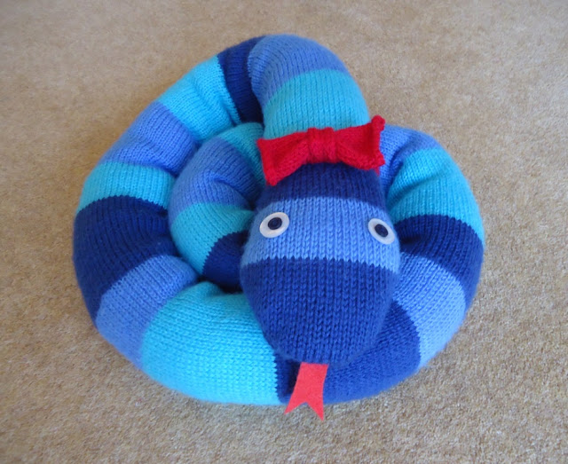 A Playful Stitch: Knitted Stripy Snake - Ta Dah!!