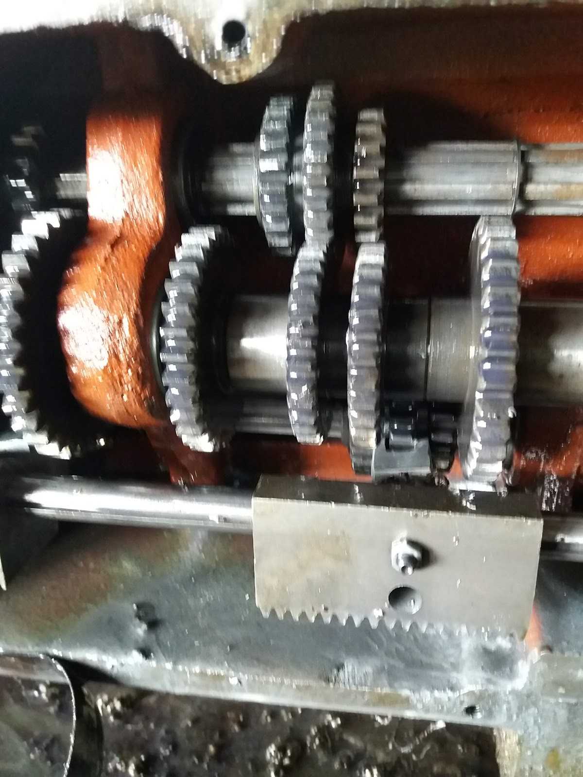 Mengatasi Masalah Transmisi Gearbox Transportir Mesin Bubut Kecil