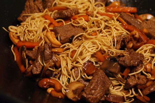 Cantinho da Somi: Massa chinesa com vaca e caju