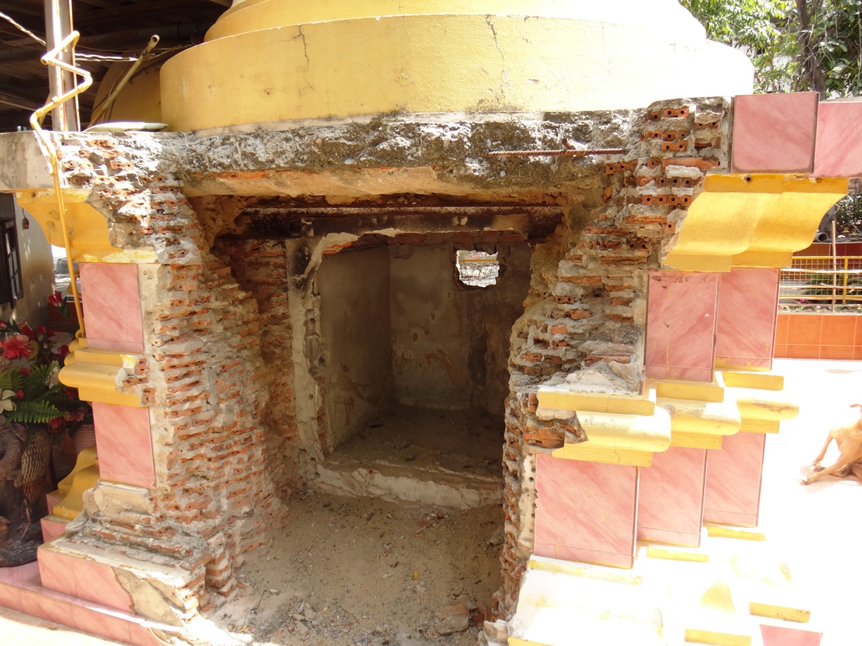 Temples In Thailand: Saraburi - Wat Sanamlao - LP Pinak