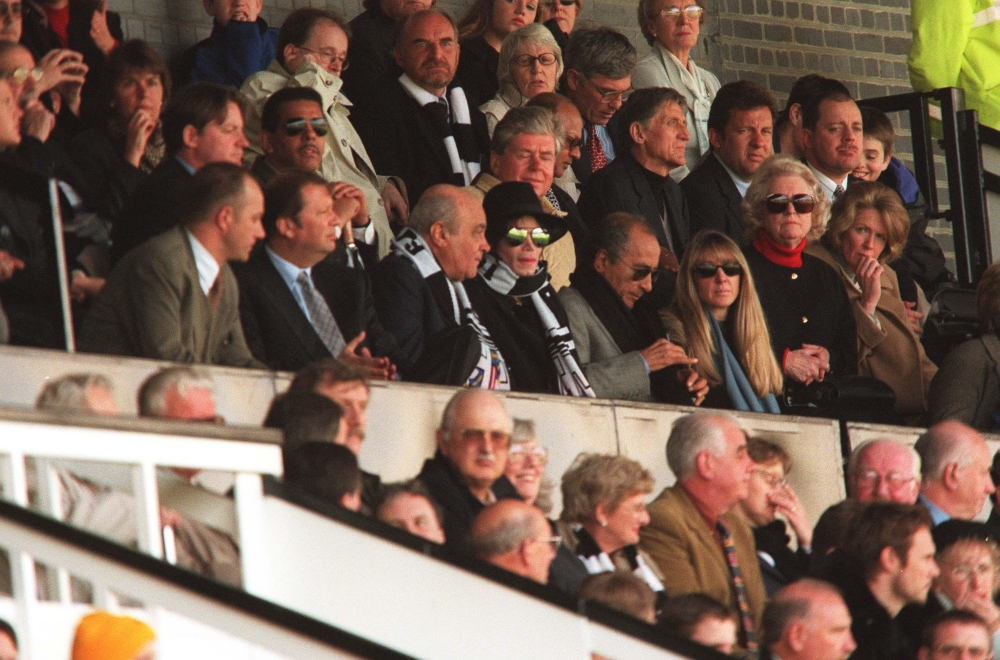 [FOTOS] Michael Jackson no campo de futebol com Mohamed Al-Fayed - 01 ...