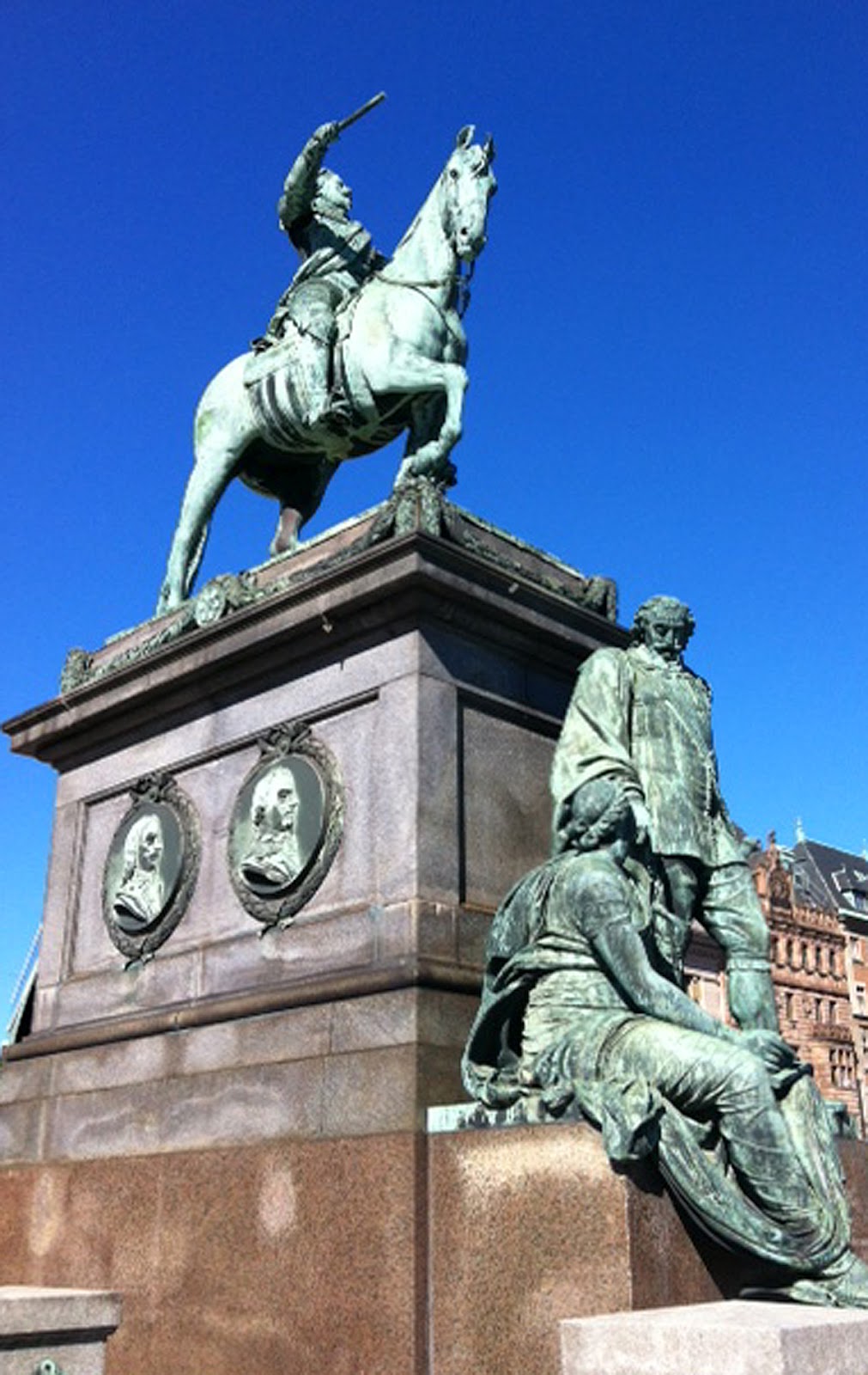 Resfoten: Kungastatyerna i Sveriges huvudstad