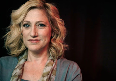 Edie Falco , cumple 52 años de edad ~ cotibluemos