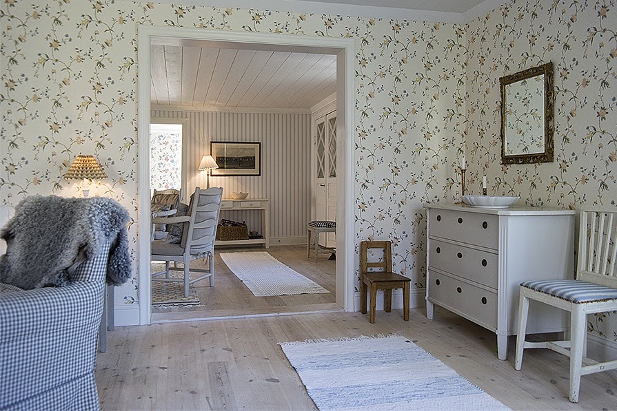 Keltainen talo rannalla: Kolme kotia Ruotsista