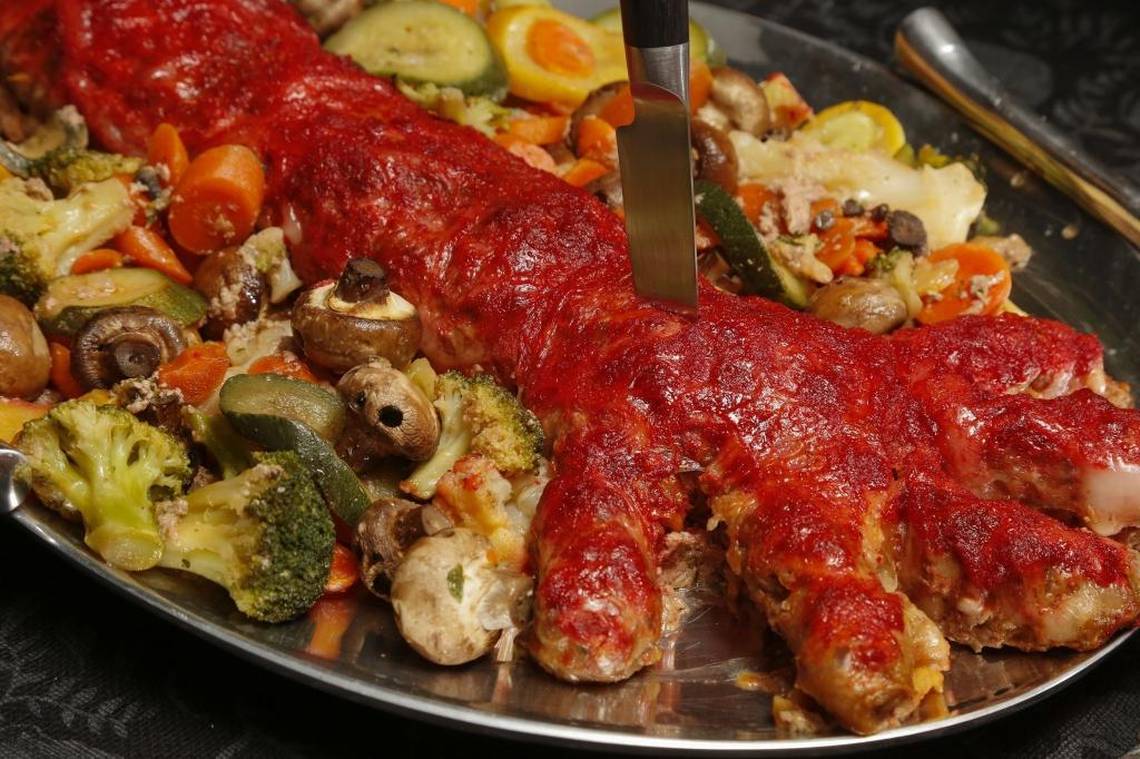 Koki Wanita Ini Membuat Kuliner ‘Alien’ Panggang, Berani Coba?