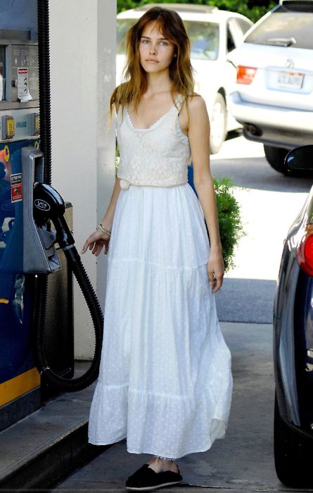 Alice in Wonderland: Isabel Lucas