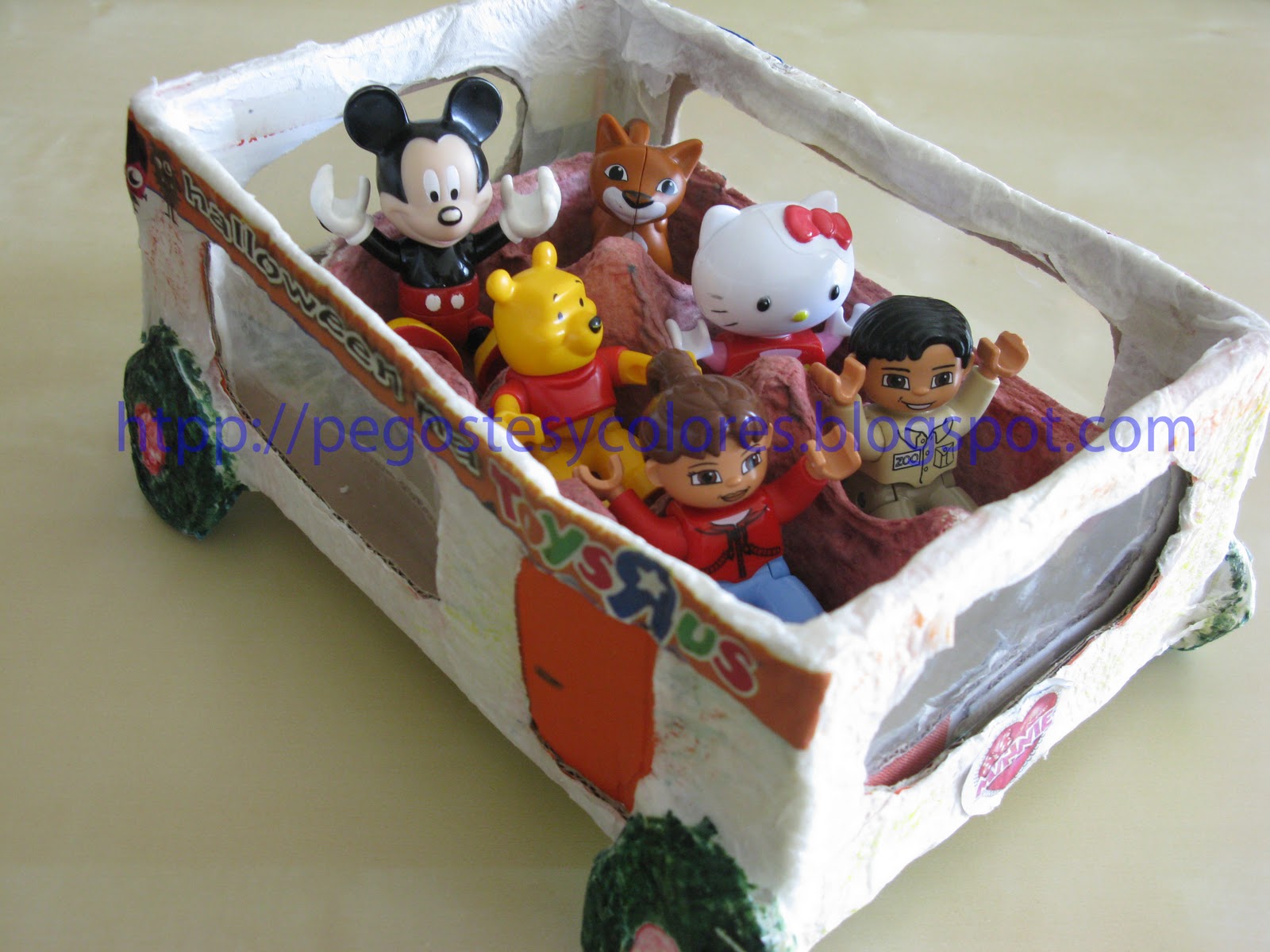 Pegostes y Colores: Un carrito de cartón