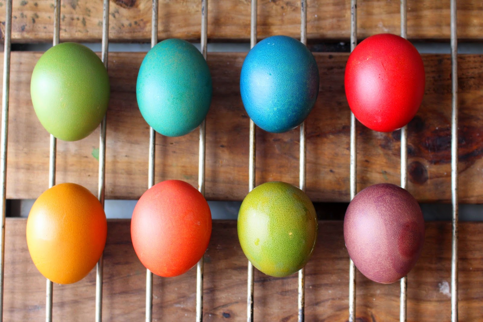 Huevos teñidos de colores