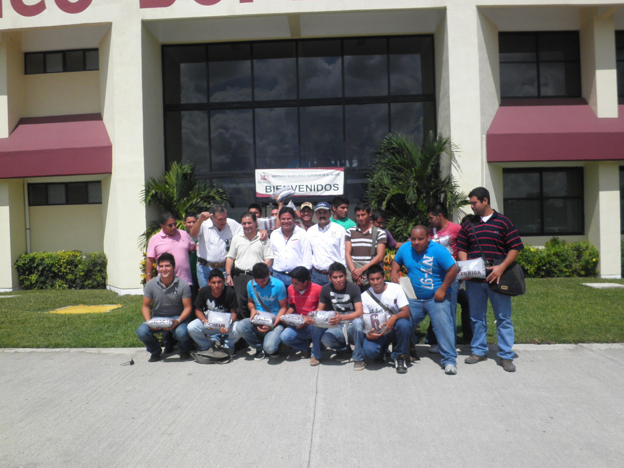 .: ENTREGA TODOS UNIDOS POR UN NUEVO MANTE UNIFORMES A EQUIPO DEL TEC MANTE