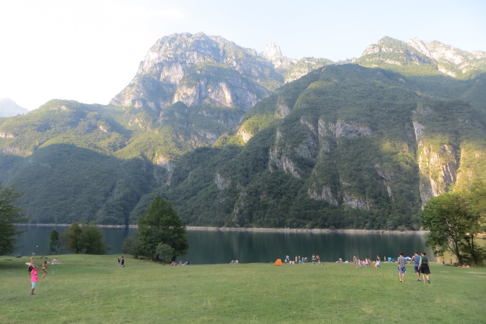 Il lago del Mis con i Cadini del Brenton e cascata della Soffia ...