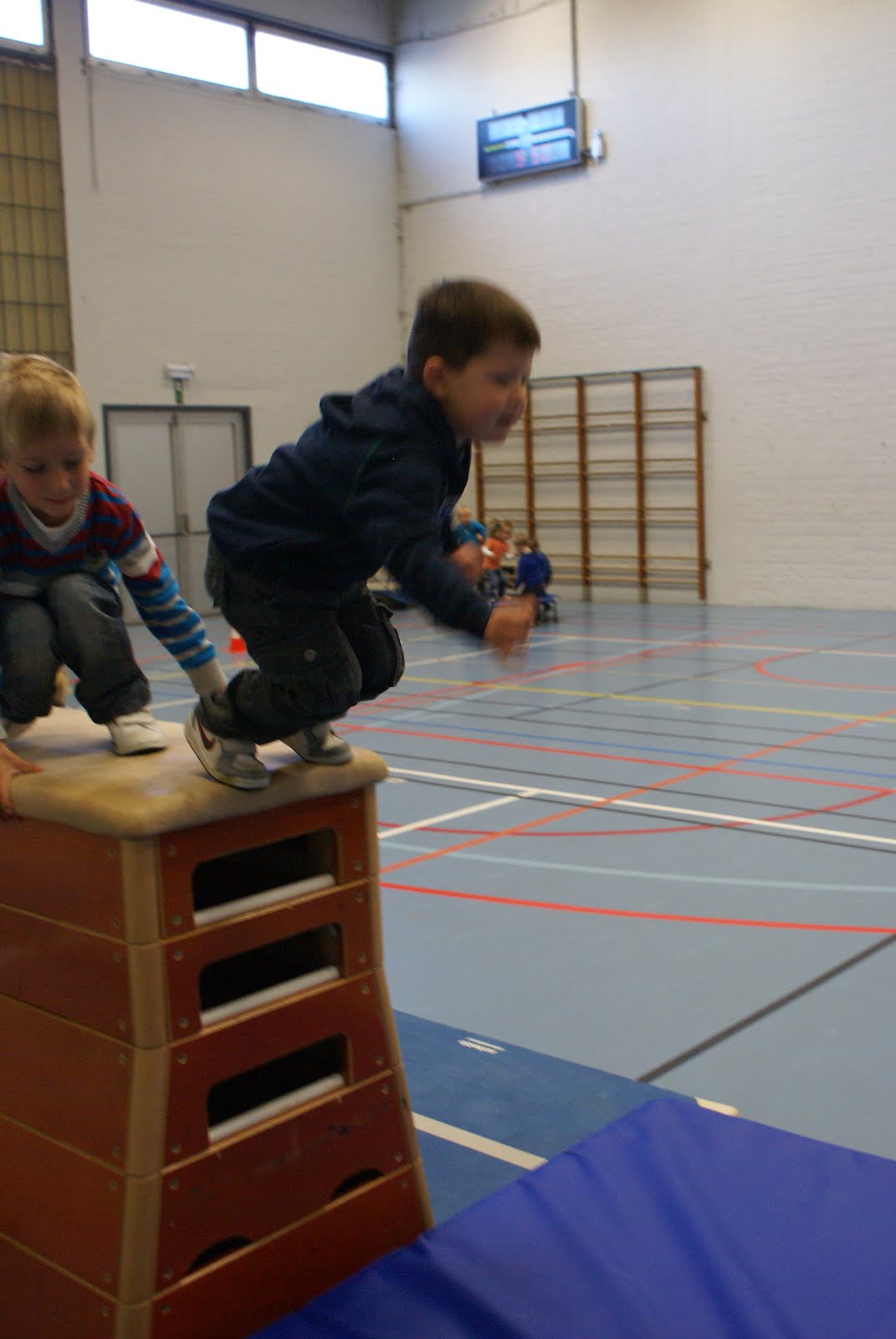 de pimpamkikkerklas: naar de turnzaal