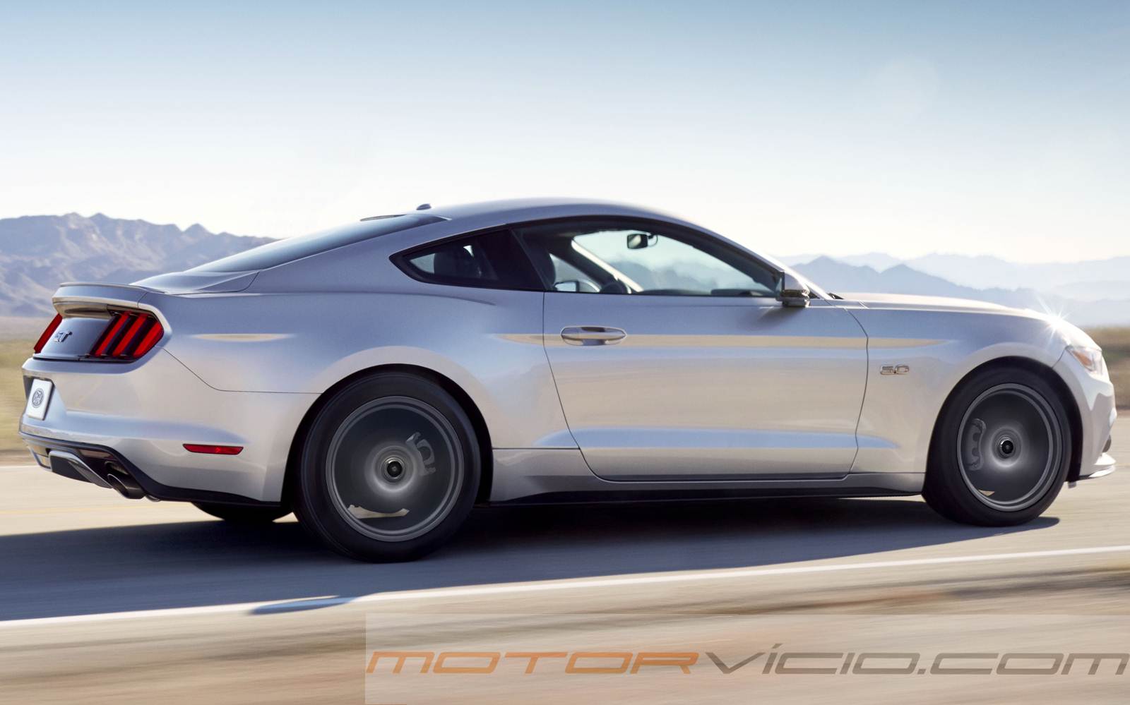 Novo Mustang é lançado em versão cupê e conversível