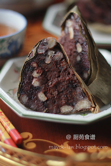 厨苑食谱: 紫米豆沙粽 【Dual Coloured Red Bean paste Dumplings】