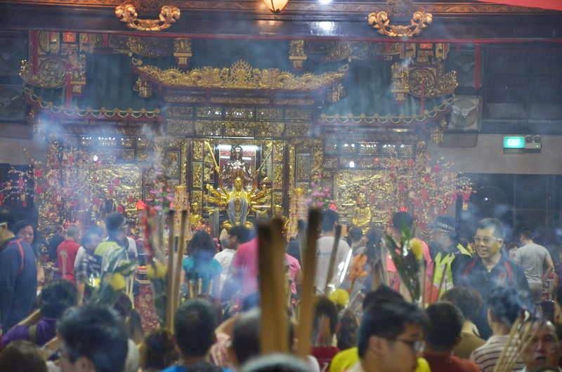 Singapore Chinese Temples 新加坡华人庙宇: First joss sticks for the year of ...