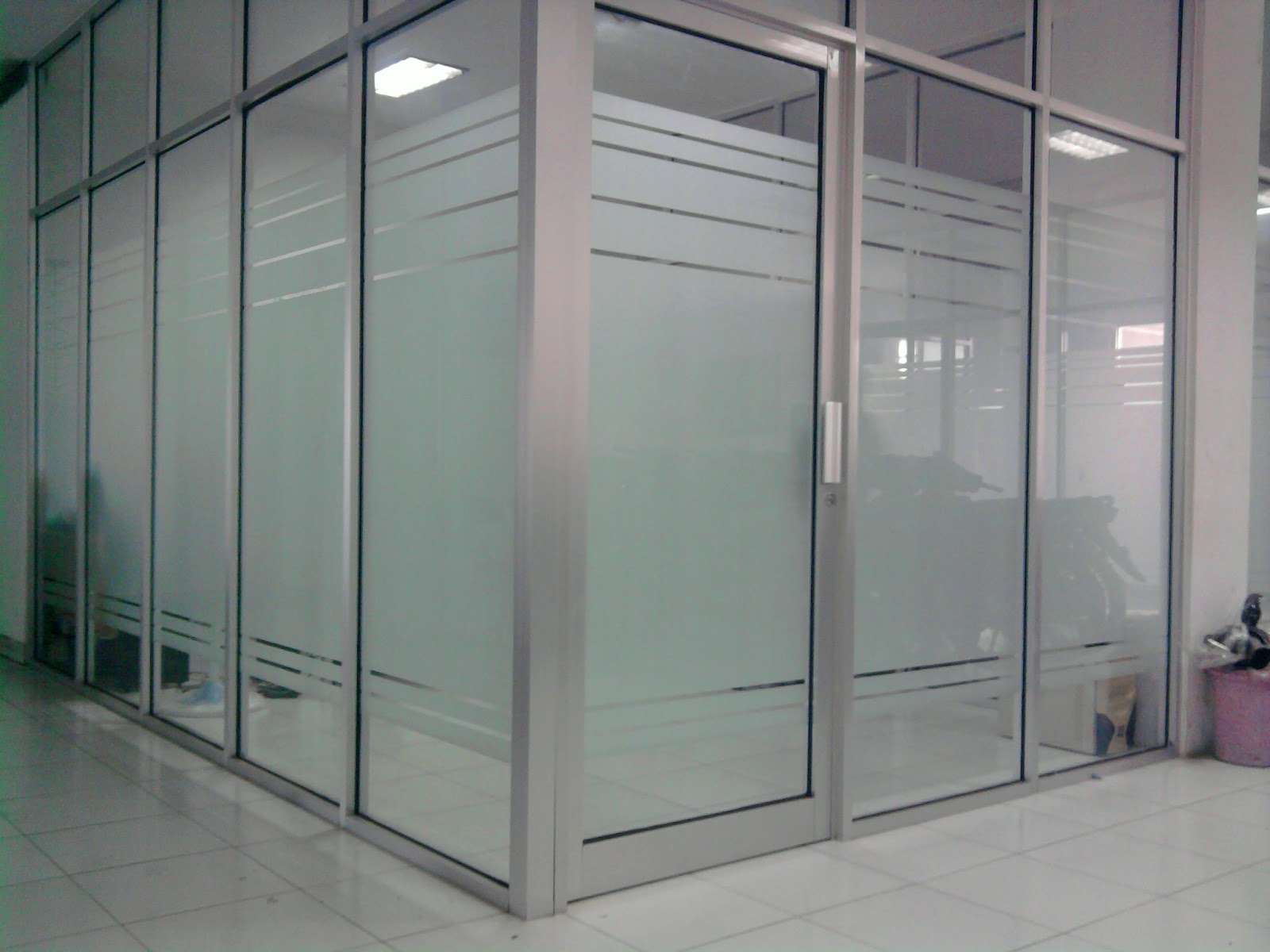 Harga dan Cara memasang Sticker Kaca Sandblast di Kediri - Alumunium Kediri