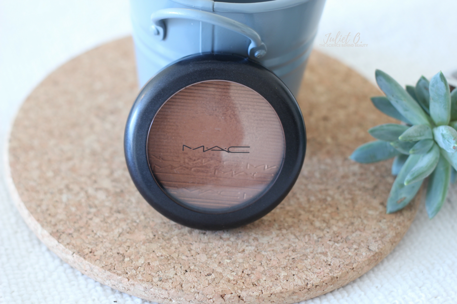 How to Get Glowy Skin With MAC's Extra Dimension Skinfinish Highlighter ...