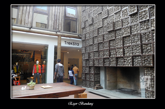 Berburu perlengkapan berpetualang di Showroom Eiger Bandung | It's All ...