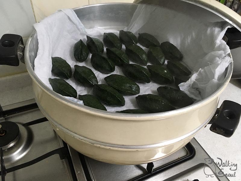 Ramie leaves rice cake (Mosi-nib tteok) - non-spicy and vegan Korean ...