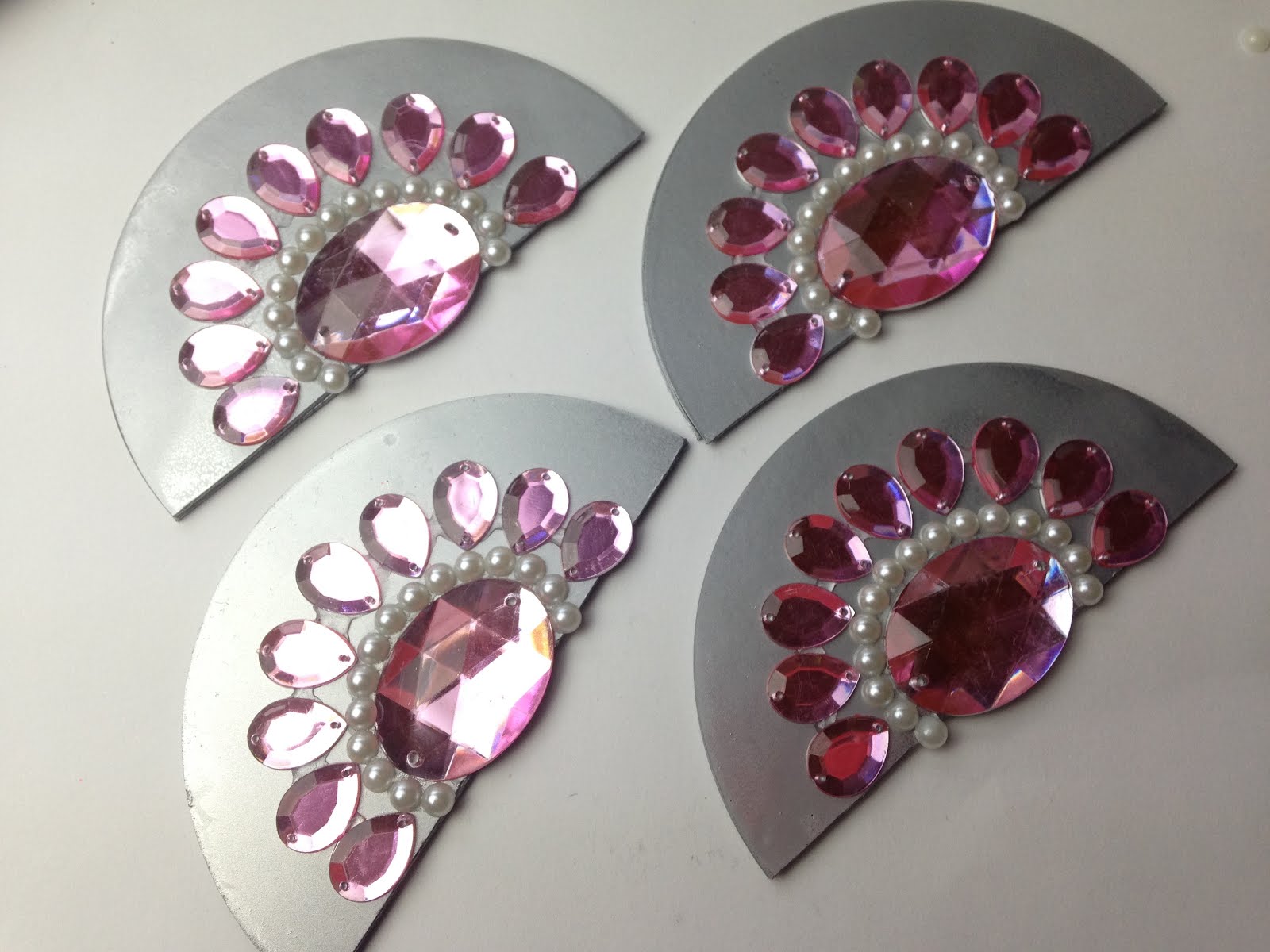 Luego que estan las 4 partes completas y bien secas se pegan a la parte ...