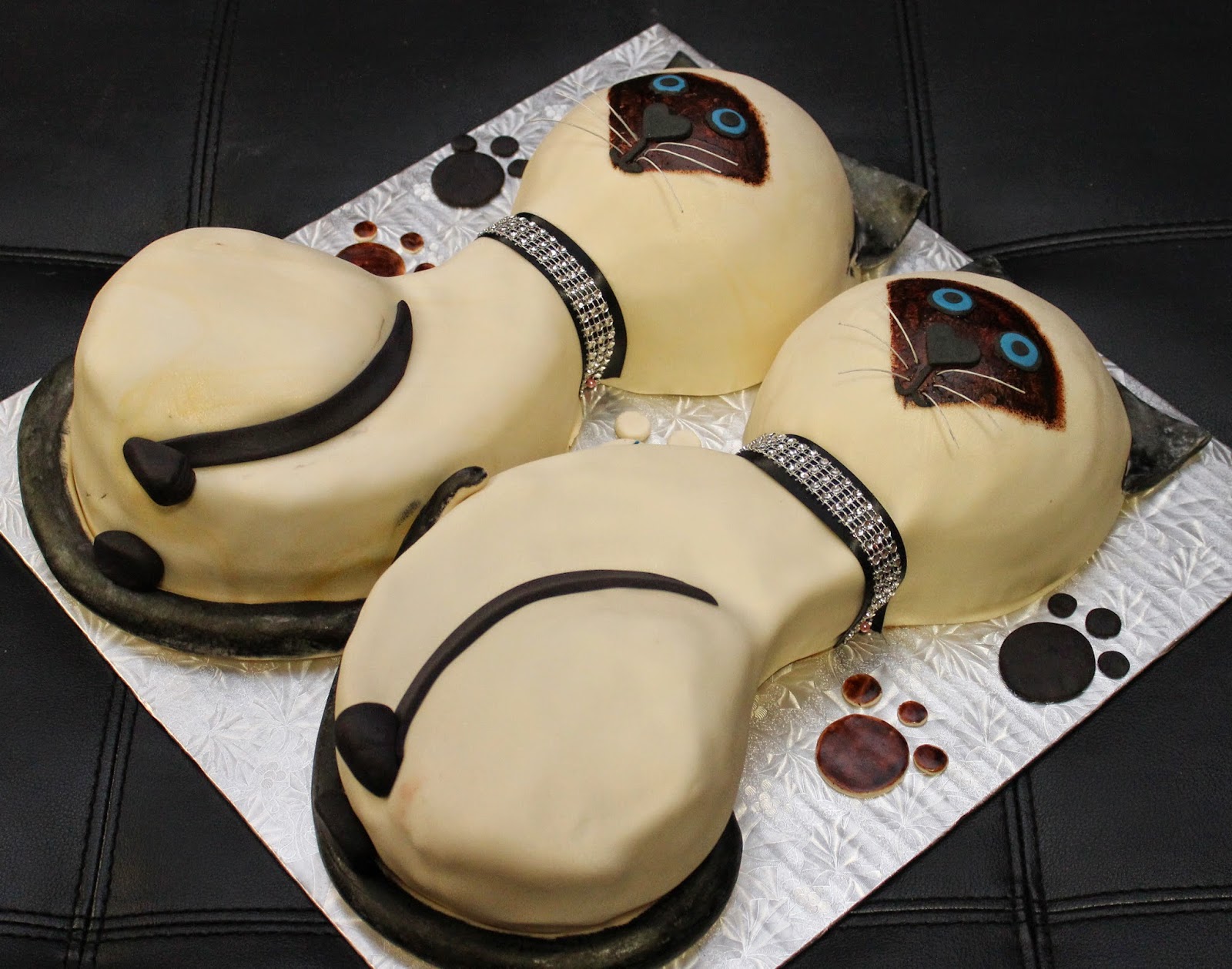 Love Dem Goodies: SIAMESE CATS CAKE