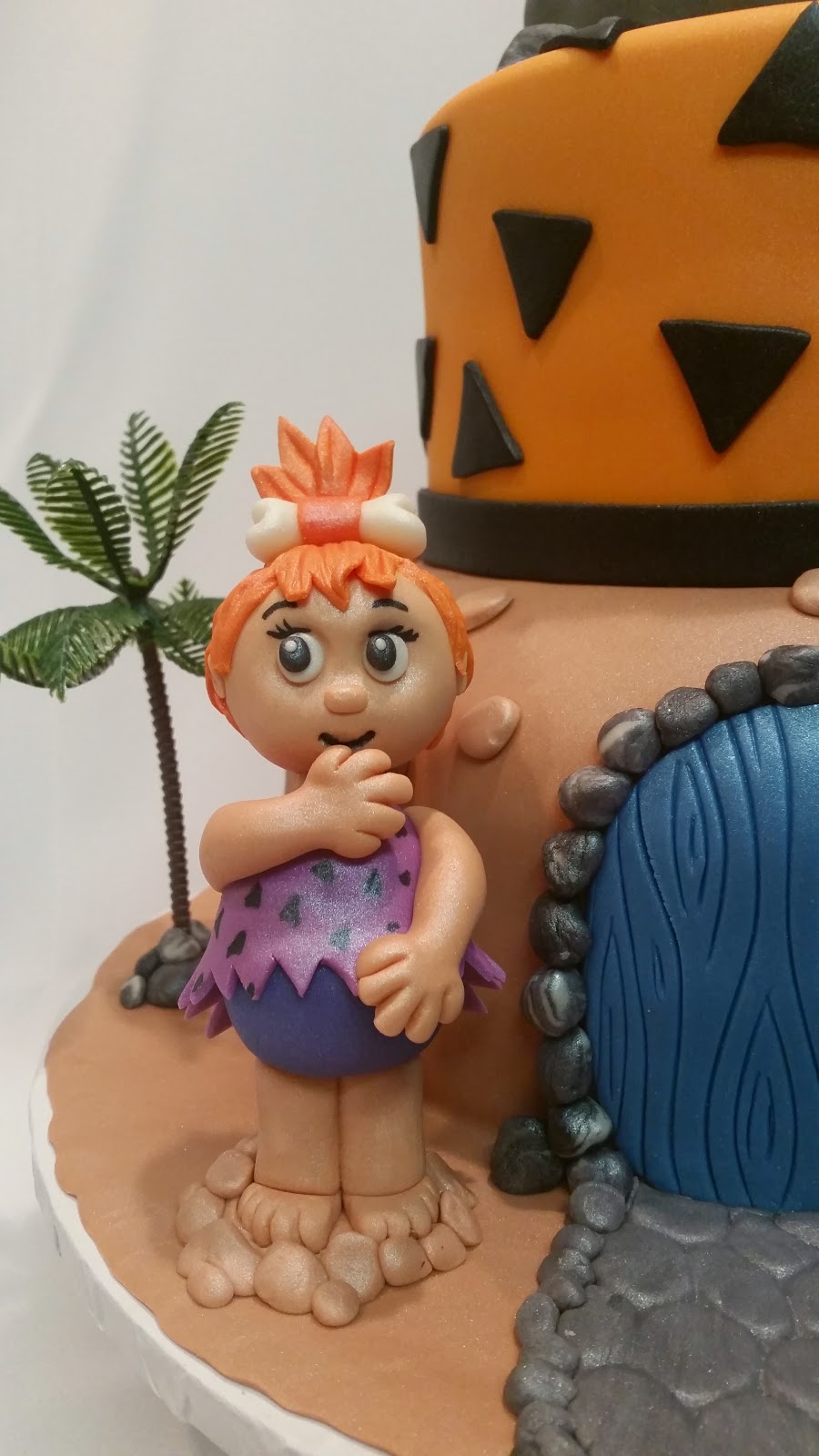 MyMoniCakes: Flintstones cake with fondant Bam Bam, Pebbles and Dino