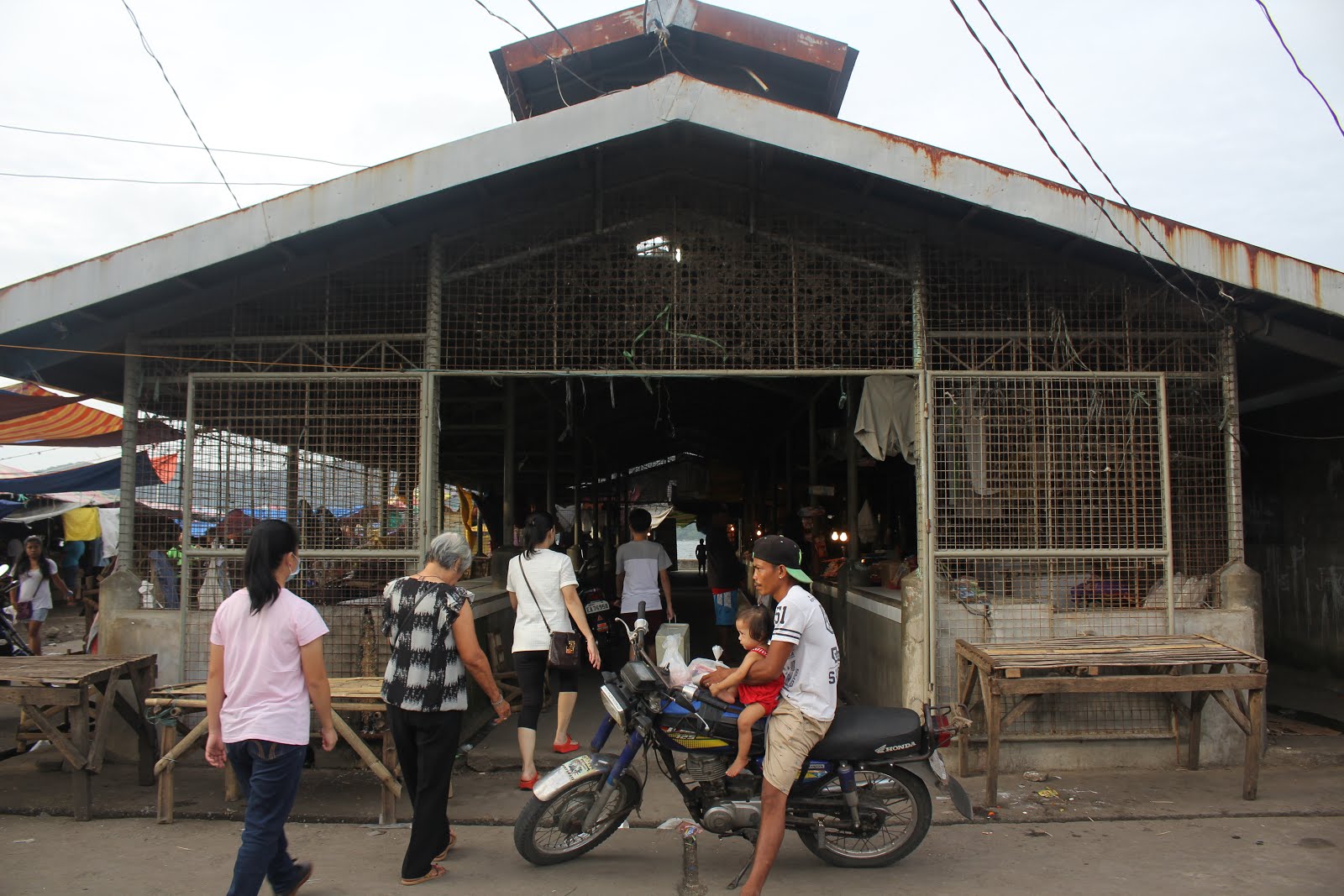 Stay, Stray, Play and Feast: Buhi Wet Market: Tilapia, Tabios and Rock ...