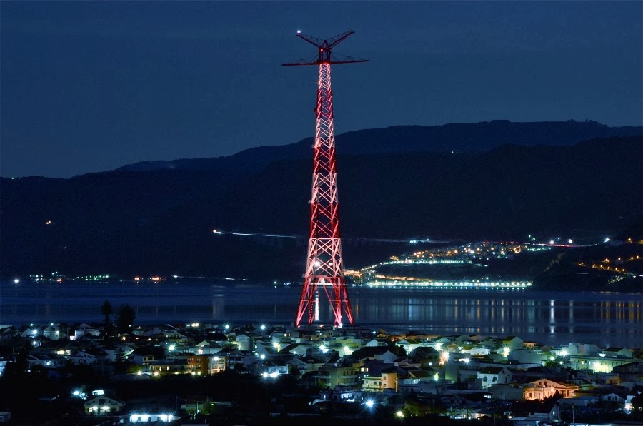 SI SPENGONO LE LUCI NEL PILONE DELLO STRETTO DI MESSINA - MAGAZINE ...