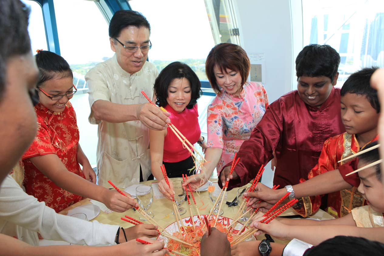 'Lo Hei' With Children Of All Races at Singapore Flyer ~ Huney'Z World