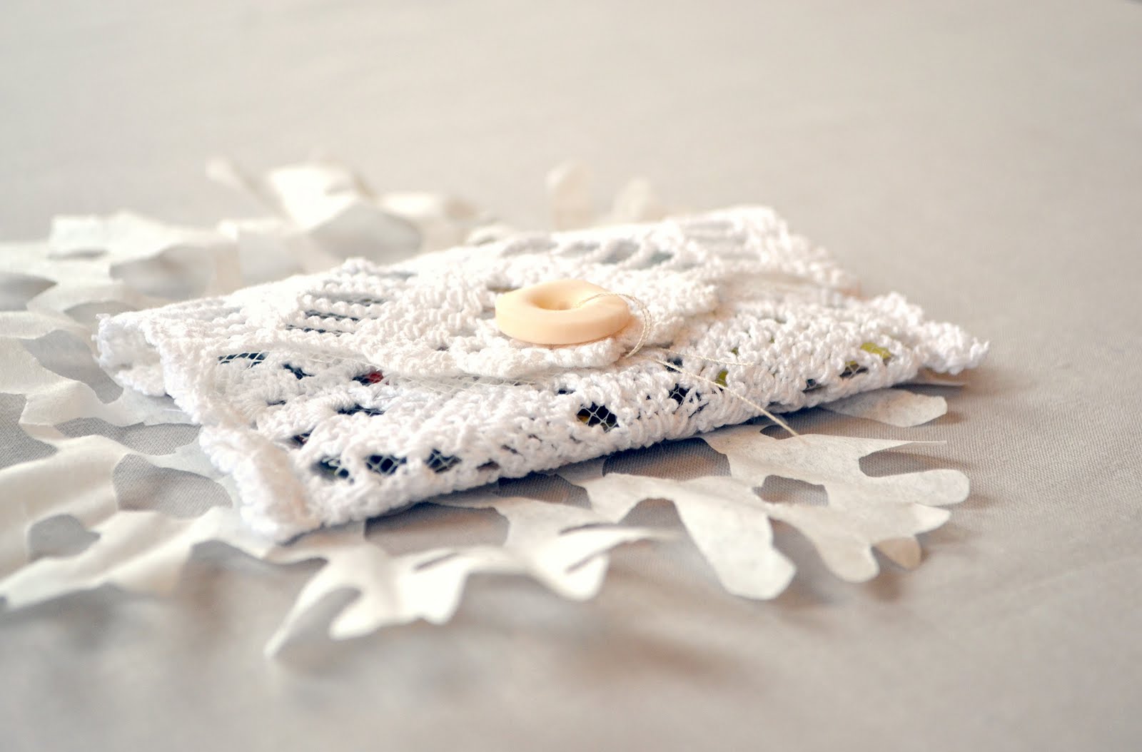 the pink couch: Doily Envelope- Tutorial