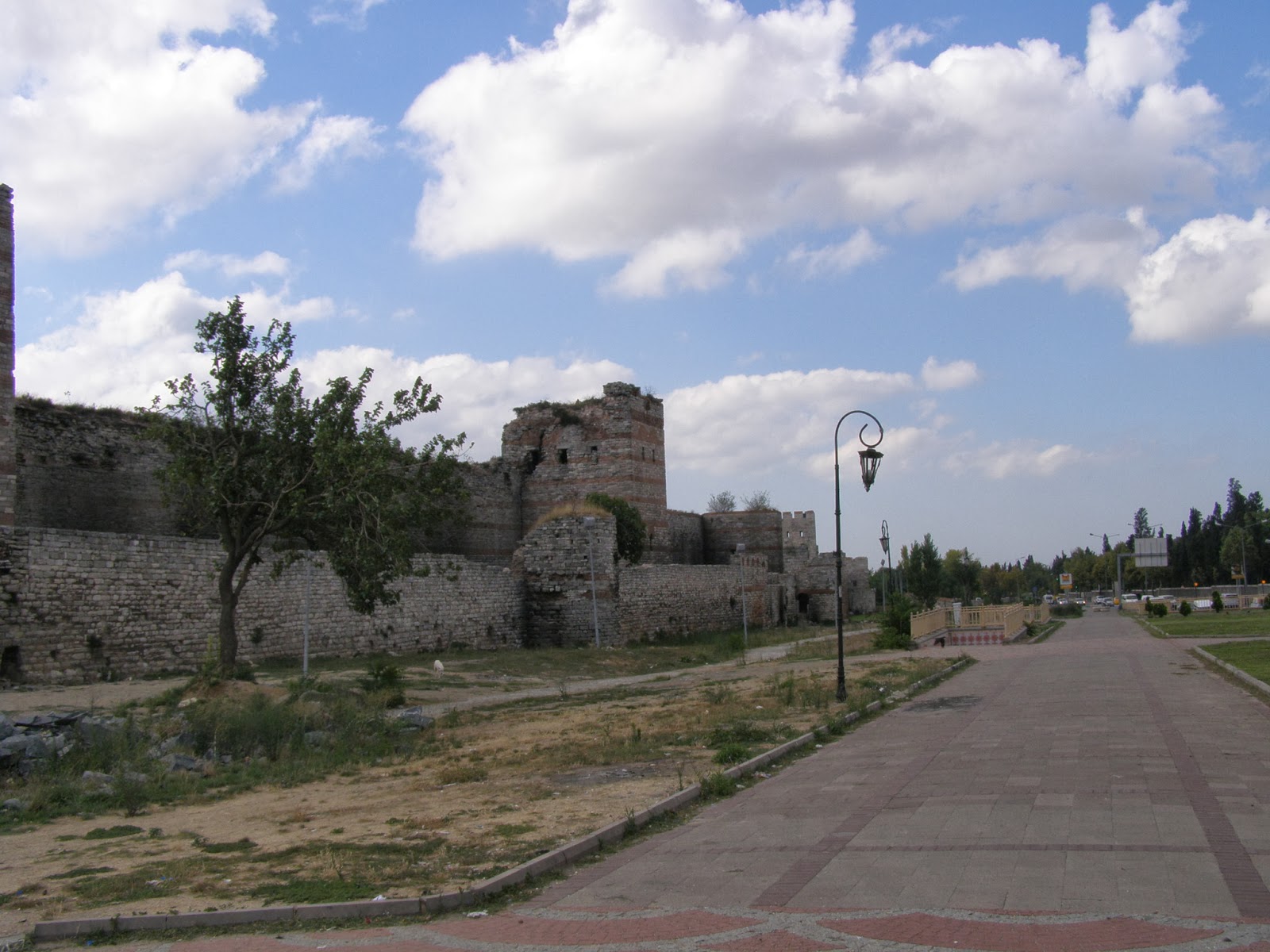 ΚΩΝΣΤΑΝΤΙΝΟΥΠΟΛΗ: ΣΤΑ ΧΕΡΣΑΙΑ ΤΕΙΧΗ ΤΗΣ ΚΩΝΣΤΑΝΤΙΝΟΥΠΟΛΗΣ.