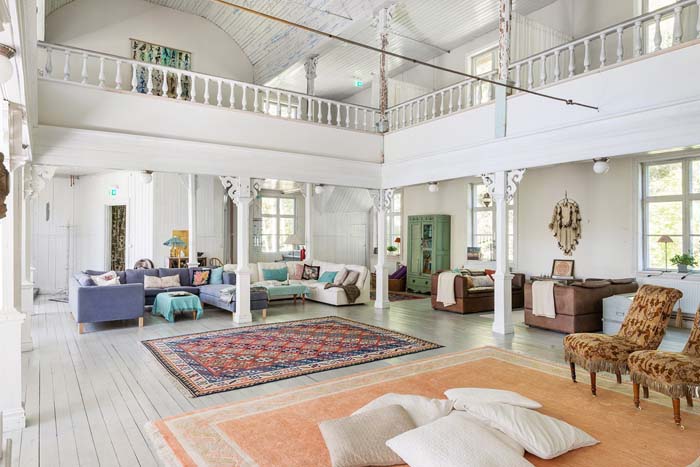 Keltainen talo rannalla: Kolme erilaista kotia