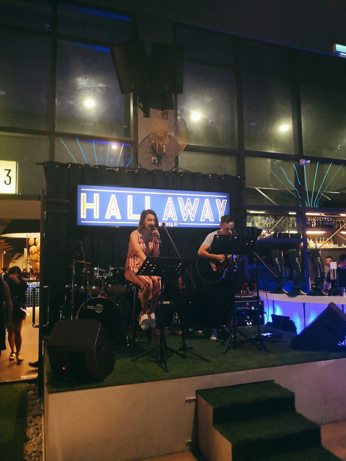 Hallaway KL - 俯瞰KL夜景的空中餐厅 | 有 Liveband | 却是平民价格？！😍 - Charlotte Kong